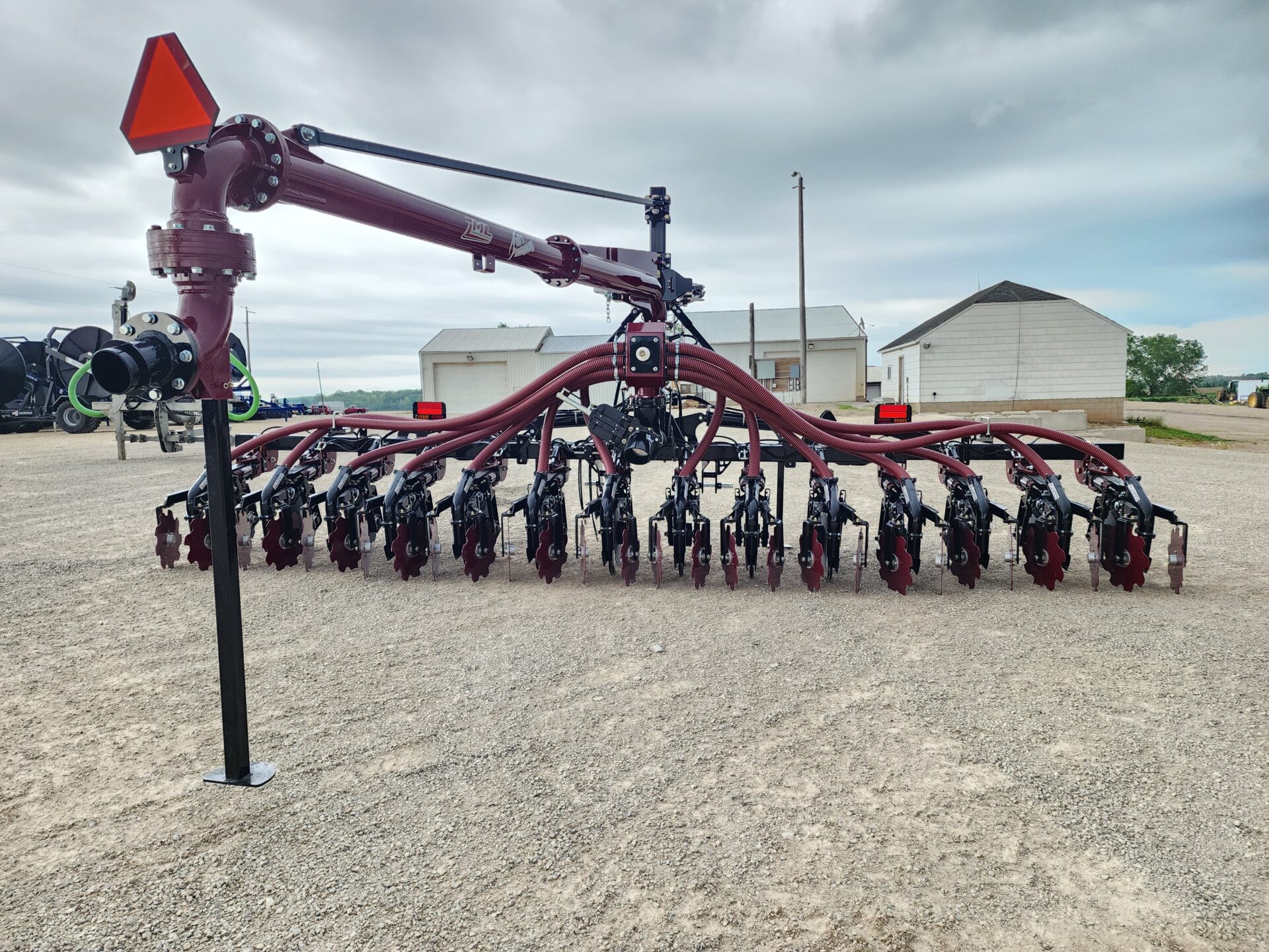 NEW 28′ ZML Toolbar w. 14 Red Viper Gen 4 Row Units | Phil's Pumping & Fabrication